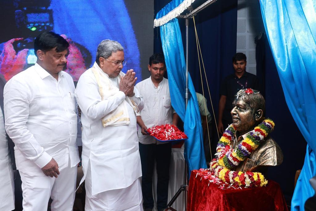 ಕವಿ ಡಾ.ಸಿದ್ದಲಿಂಗಯ್ಯ ಪುತ್ಥಳಿ ಲೋಕಾರ್ಪಣೆ ಮಾಡಿದ ಸಿದ್ದರಾಮಯ್ಯ | CM ...