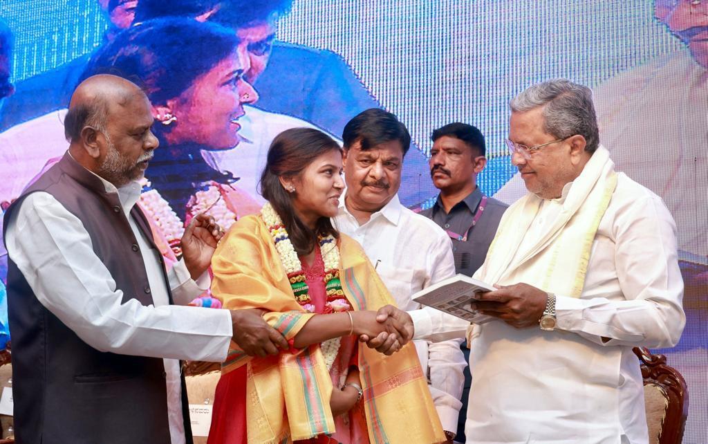 ಕವಿ ಡಾ.ಸಿದ್ದಲಿಂಗಯ್ಯ ಪುತ್ಥಳಿ ಲೋಕಾರ್ಪಣೆ ಮಾಡಿದ ಸಿದ್ದರಾಮಯ್ಯ | CM ...