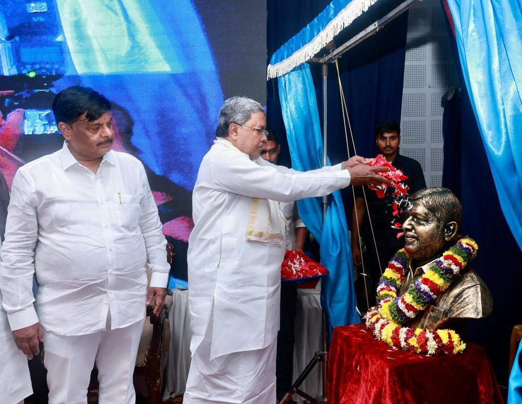 ಕವಿ ಡಾ.ಸಿದ್ದಲಿಂಗಯ್ಯ ಪುತ್ಥಳಿ ಲೋಕಾರ್ಪಣೆ ಮಾಡಿದ ಸಿದ್ದರಾಮಯ್ಯ | CM ...