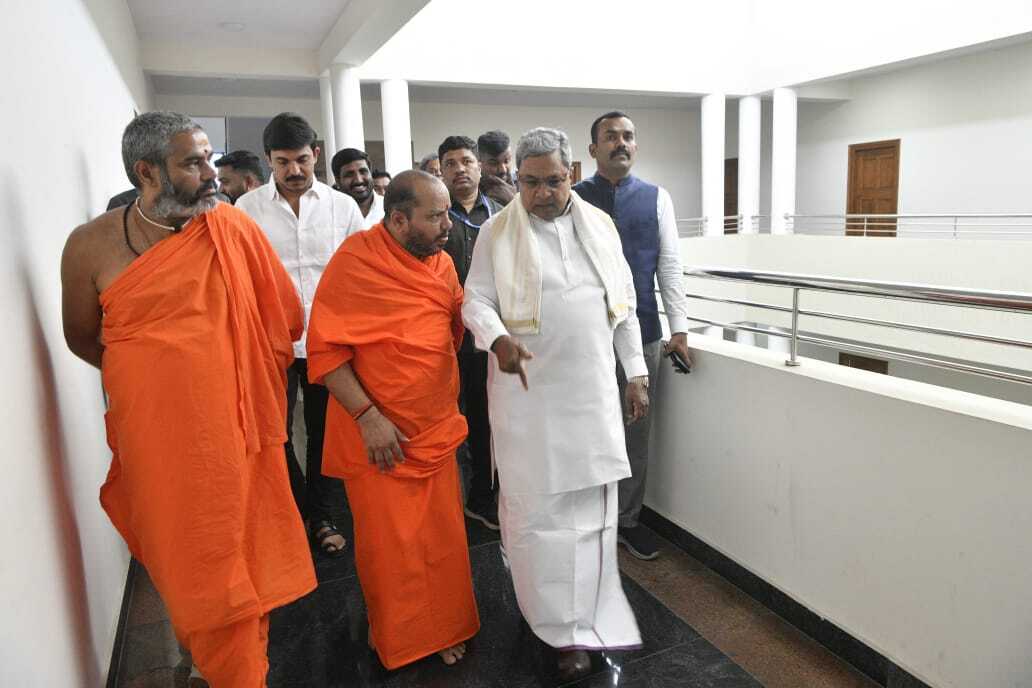 ಬೆಂಗಳೂರಿನ ಕಾಗಿನೆಲೆ ಮಹಾಸಂಸ್ಥಾನ ಕನಕ ಗುರುಪೀಠಕ್ಕೆ ಭೇಟಿ ಕೊಟ್ಟ ಸಿಎಂ ...