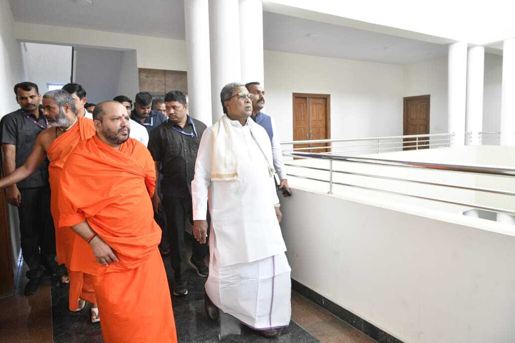 ಬೆಂಗಳೂರಿನ ಕಾಗಿನೆಲೆ ಮಹಾಸಂಸ್ಥಾನ ಕನಕ ಗುರುಪೀಠಕ್ಕೆ ಭೇಟಿ ಕೊಟ್ಟ ಸಿಎಂ ...