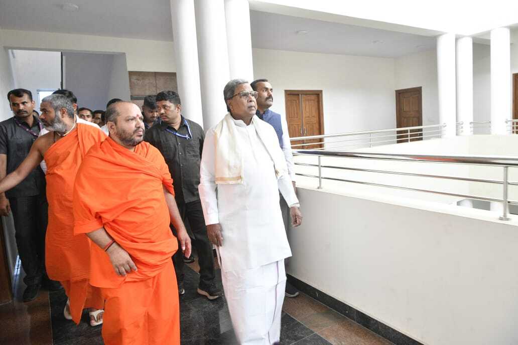 ಬೆಂಗಳೂರಿನ ಕಾಗಿನೆಲೆ ಮಹಾಸಂಸ್ಥಾನ ಕನಕ ಗುರುಪೀಠಕ್ಕೆ ಭೇಟಿ ಕೊಟ್ಟ ಸಿಎಂ ...