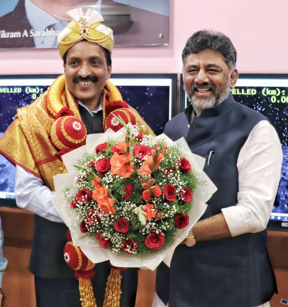 In Pics: Deputy CM D.K. Shivakumar Extends Congratulations to ISRO on ...