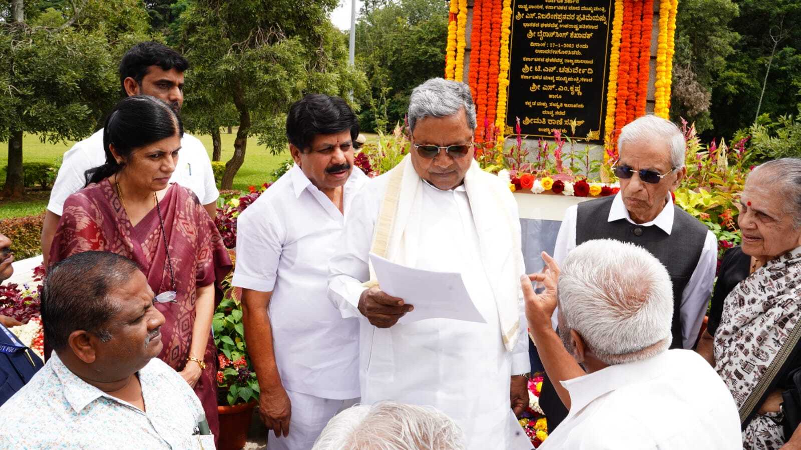 ದಿವಂಗತ ಎಸ್. ನಿಜಲಿಂಗಪ್ಪ ಅವರ ಪುಣ್ಯತಿಥಿ: ಗೌರವ ಸಲ್ಲಿಸಿದ ಸಿಎಂ ಸಿದ್ದರಾಮಯ್ಯ ...