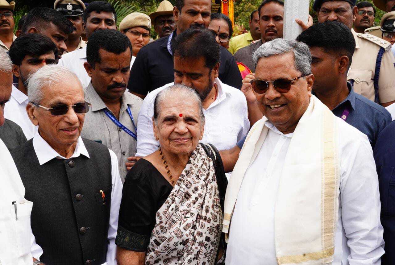 ದಿವಂಗತ ಎಸ್. ನಿಜಲಿಂಗಪ್ಪ ಅವರ ಪುಣ್ಯತಿಥಿ: ಗೌರವ ಸಲ್ಲಿಸಿದ ಸಿಎಂ ಸಿದ್ದರಾಮಯ್ಯ ...