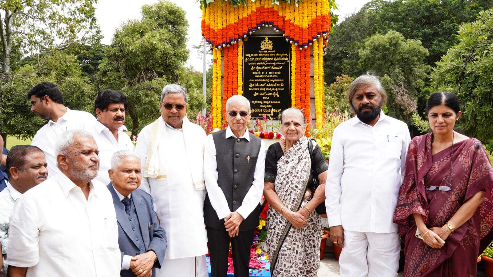 ದಿವಂಗತ ಎಸ್. ನಿಜಲಿಂಗಪ್ಪ ಅವರ ಪುಣ್ಯತಿಥಿ: ಗೌರವ ಸಲ್ಲಿಸಿದ ಸಿಎಂ ಸಿದ್ದರಾಮಯ್ಯ ...