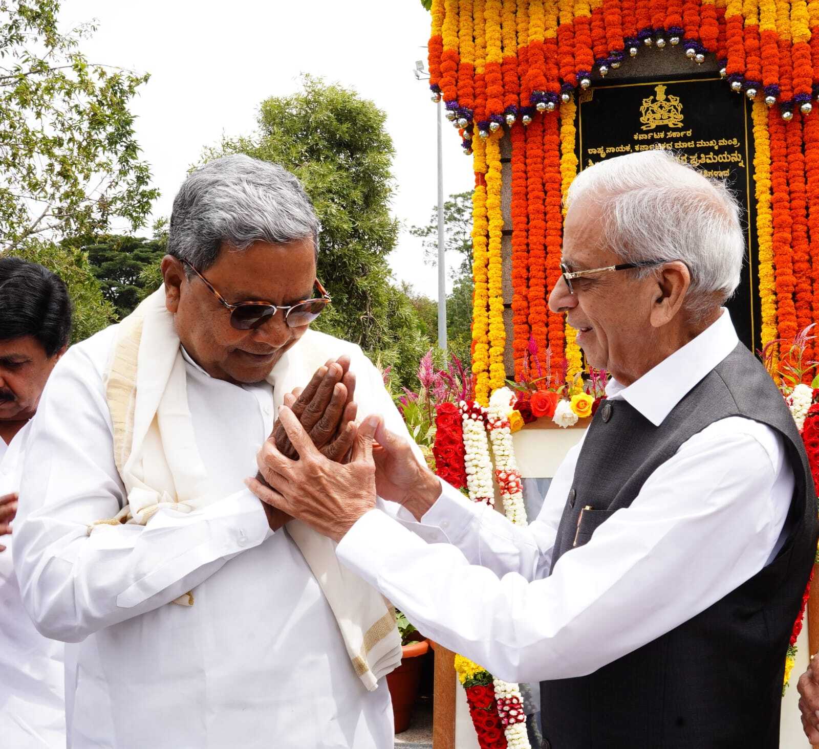 ದಿವಂಗತ ಎಸ್. ನಿಜಲಿಂಗಪ್ಪ ಅವರ ಪುಣ್ಯತಿಥಿ: ಗೌರವ ಸಲ್ಲಿಸಿದ ಸಿಎಂ ಸಿದ್ದರಾಮಯ್ಯ ...