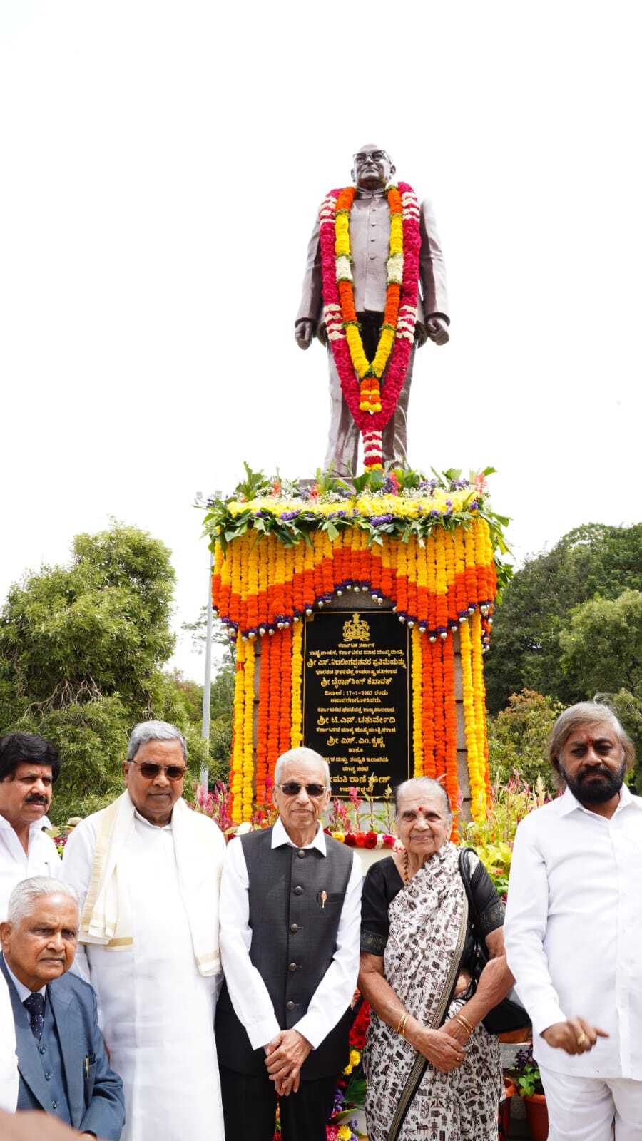ದಿವಂಗತ ಎಸ್. ನಿಜಲಿಂಗಪ್ಪ ಅವರ ಪುಣ್ಯತಿಥಿ: ಗೌರವ ಸಲ್ಲಿಸಿದ ಸಿಎಂ ಸಿದ್ದರಾಮಯ್ಯ ...