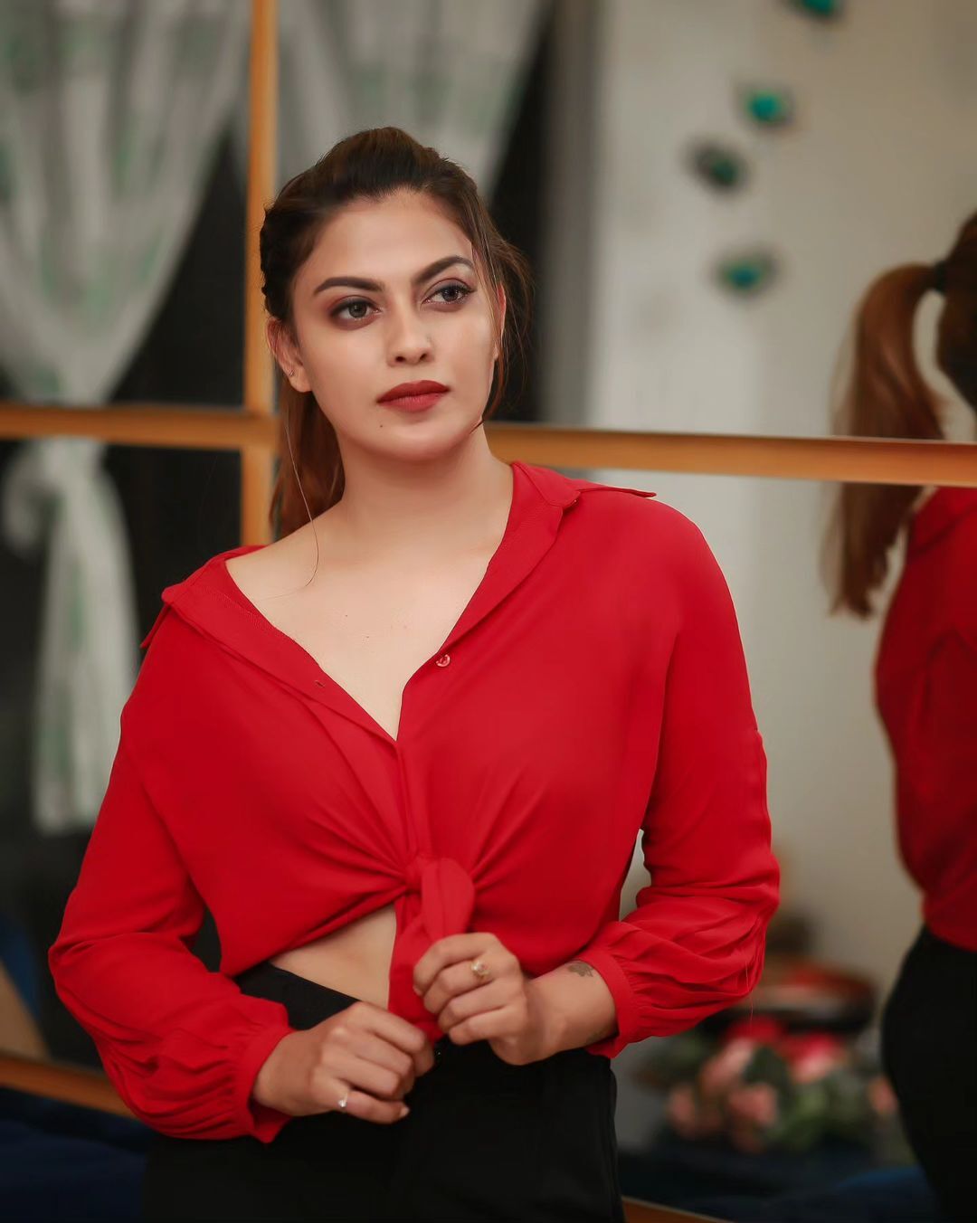 Anusree: റെഡിൽ പുത്തൻ സ്റ്റൈൽ പിടിച്ച് അനുശ്രീ... മേക്കോവറിന് ...