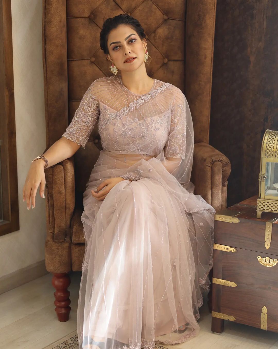 Anusree: റെഡിൽ പുത്തൻ സ്റ്റൈൽ പിടിച്ച് അനുശ്രീ... മേക്കോവറിന് കയ്യടിച്ച് മലയാളികൾ, ചിത്രങ്ങ ...