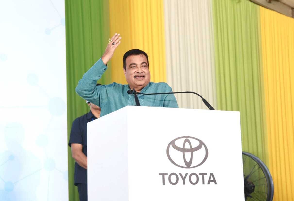 ವಿಶ್ವದ ಮೊದಲ ಎಥೆನಾಲ್ ಚಾಲಿತ ಟೊಯೊಟಾ ಇನೋವಾ ಕಾರ್‌ಗೆ ಚಾಲನೆ ನೀಡಿದ ನಿತಿನ್ ...