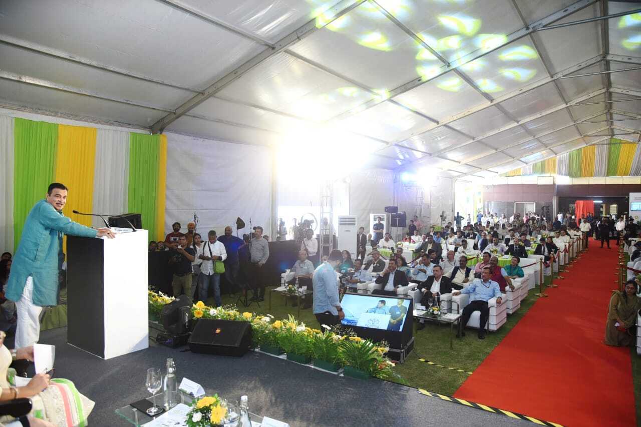 ವಿಶ್ವದ ಮೊದಲ ಎಥೆನಾಲ್ ಚಾಲಿತ ಟೊಯೊಟಾ ಇನೋವಾ ಕಾರ್‌ಗೆ ಚಾಲನೆ ನೀಡಿದ ನಿತಿನ್ ...