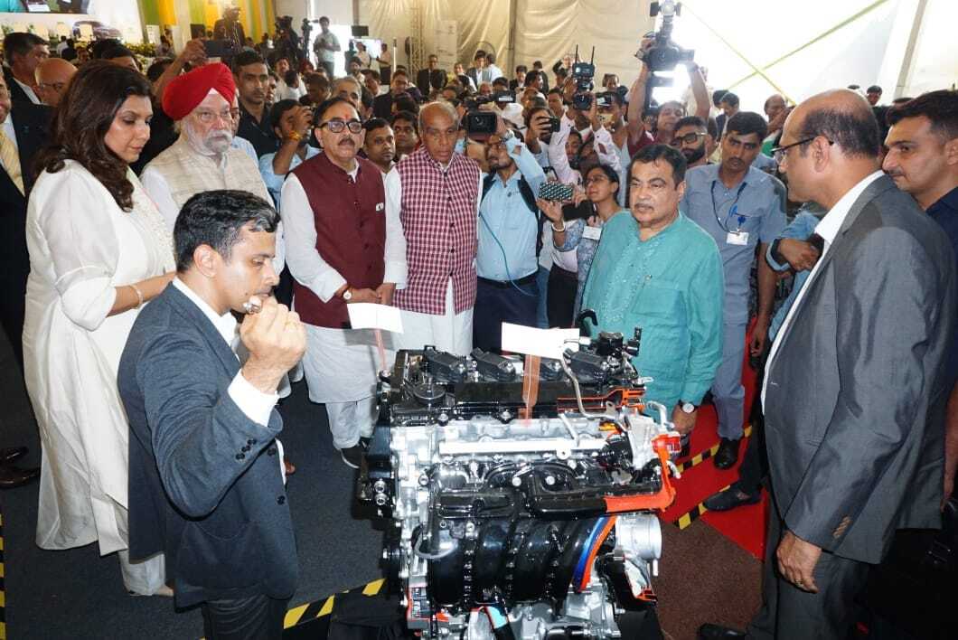 ವಿಶ್ವದ ಮೊದಲ ಎಥೆನಾಲ್ ಚಾಲಿತ ಟೊಯೊಟಾ ಇನೋವಾ ಕಾರ್‌ಗೆ ಚಾಲನೆ ನೀಡಿದ ನಿತಿನ್ ...