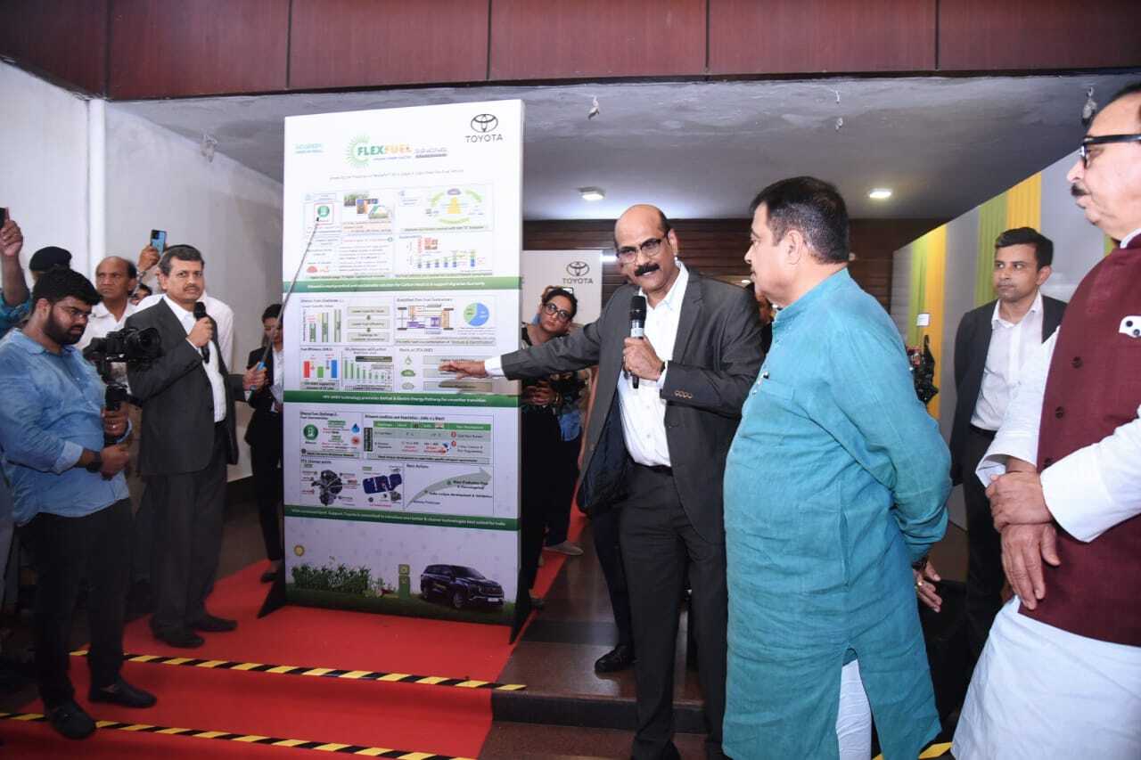 ವಿಶ್ವದ ಮೊದಲ ಎಥೆನಾಲ್ ಚಾಲಿತ ಟೊಯೊಟಾ ಇನೋವಾ ಕಾರ್‌ಗೆ ಚಾಲನೆ ನೀಡಿದ ನಿತಿನ್ ...