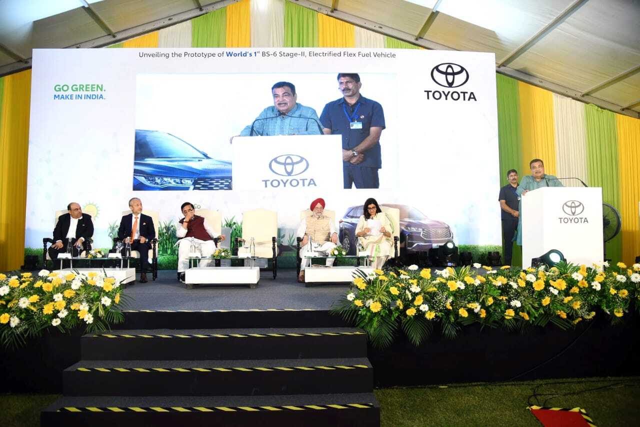 ವಿಶ್ವದ ಮೊದಲ ಎಥೆನಾಲ್ ಚಾಲಿತ ಟೊಯೊಟಾ ಇನೋವಾ ಕಾರ್‌ಗೆ ಚಾಲನೆ ನೀಡಿದ ನಿತಿನ್ ...