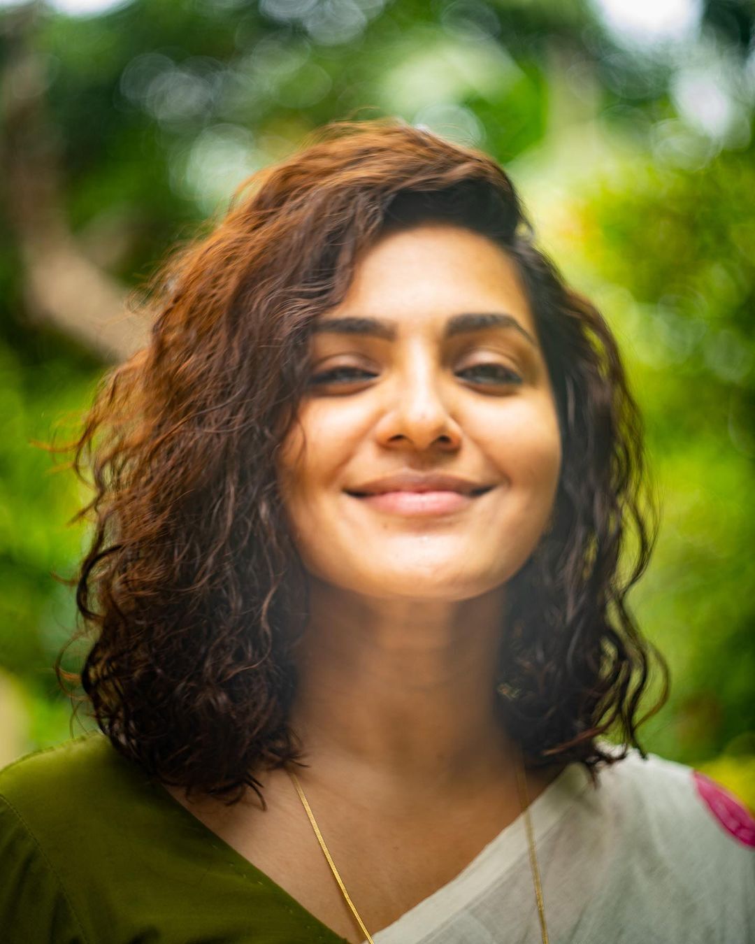 Parvathy Thiruvothu: ഇത് പാര്‍വ്വതി തിരുവോത്ത് തന്നെയാണോ...? സാരിയില് ...