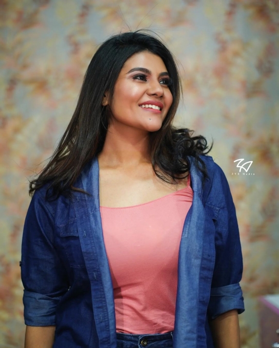 PHOTOS: கழுத்தில் தாலி தொங்க மணப்பெண் கோலத்தில் பிரபல சீரியல் நடிகை ...