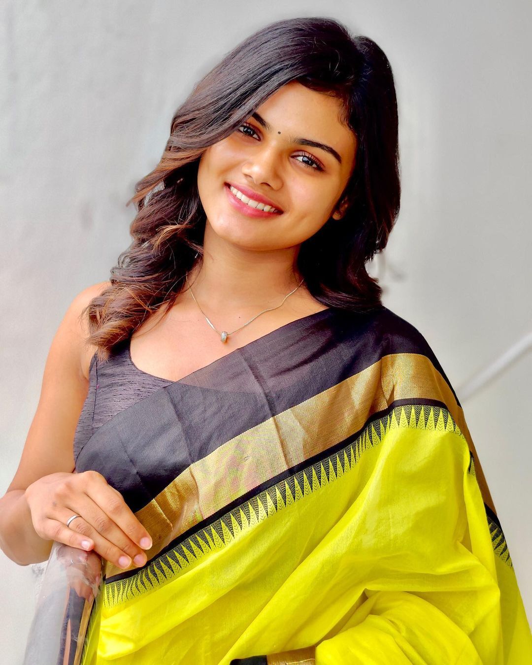 PHOTOS: மாடர்ன் உடையில் போட்டோஷூட் செய்த விஜய் டிவி நடிகை.. கலாய்த்த ...