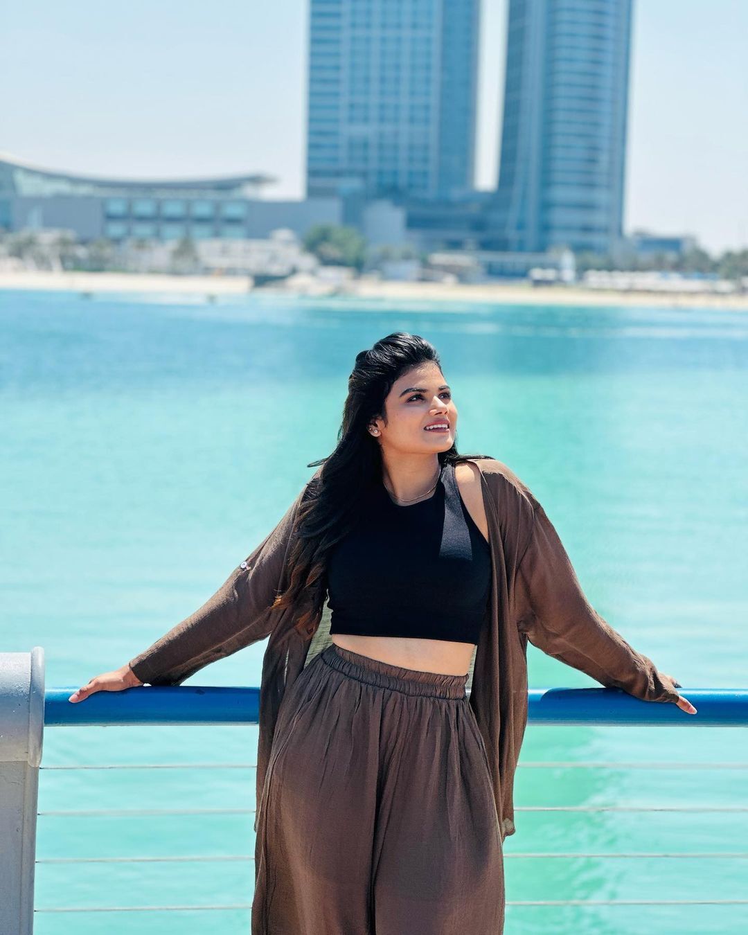 PHOTOS: மாடர்ன் உடையில் போட்டோஷூட் செய்த விஜய் டிவி நடிகை.. கலாய்த்த சன் டிவி நடிகை! என்னனு ...