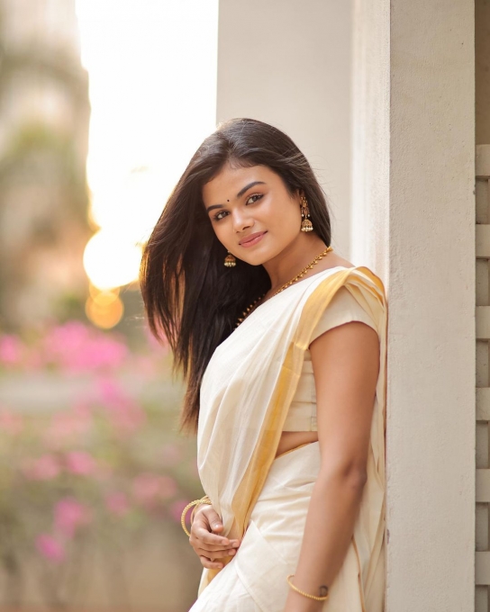 PHOTOS: மாடர்ன் உடையில் போட்டோஷூட் செய்த விஜய் டிவி நடிகை.. கலாய்த்த ...