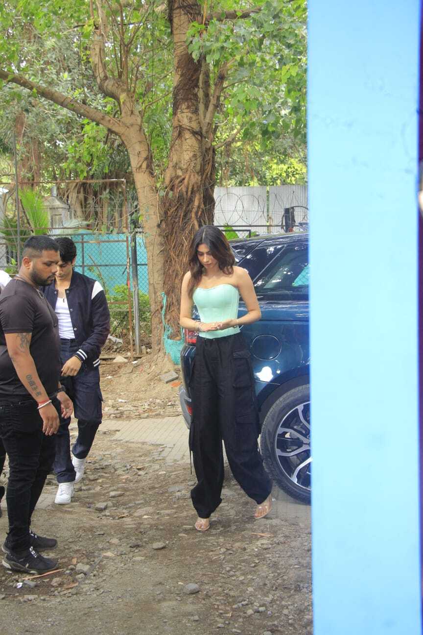 खुले बाल चेहरे पर स्माइल... खुशी कपूर की इन Photos पर दिल हार बैठेंगे ...