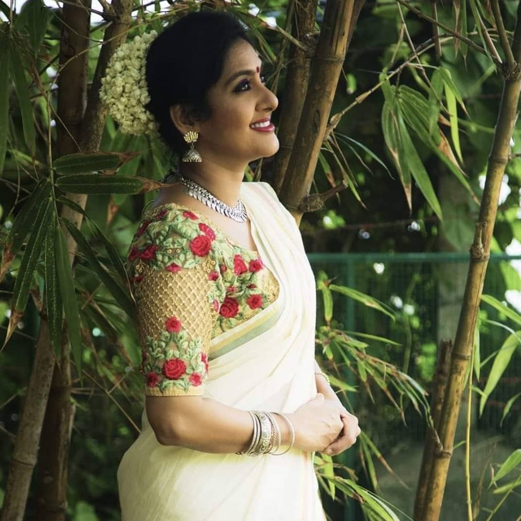 PHOTOS: விஜய்யின் 'பூவே உனக்காக' பட நாயகியை நியாபகம் இருக்கா ...