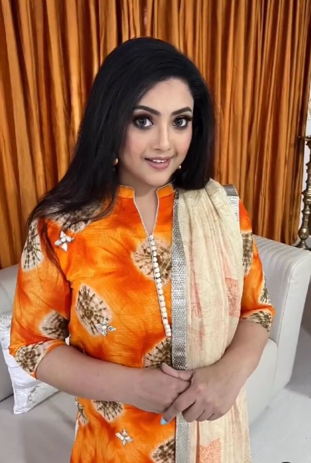 PHOTOS: நடிகை மீனாவுக்கு இவ்வளவு பெரிய மகளா? எப்படி இருக்காங்க ...