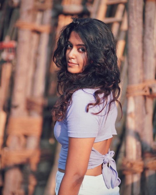 PHOTOS: மஞ்சள் உடையில் புகைப்படம் வெளியிட்ட கண்ணம்மா.. ரசிகர் கமெண்டை ...