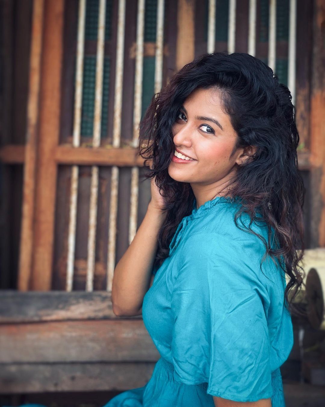 PHOTOS: மஞ்சள் உடையில் புகைப்படம் வெளியிட்ட கண்ணம்மா.. ரசிகர் கமெண்டை ...