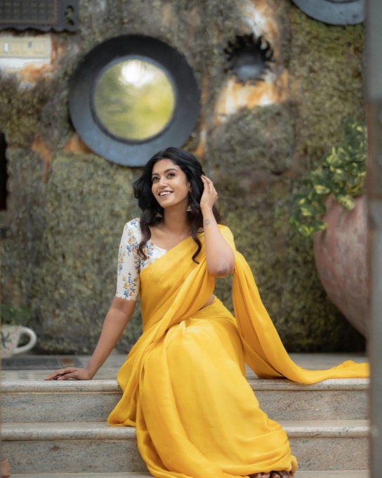 PHOTOS: மஞ்சள் உடையில் புகைப்படம் வெளியிட்ட கண்ணம்மா.. ரசிகர் கமெண்டை ...