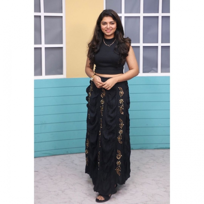 PHOTOS: அம்மாவுடன் இருக்கும் புகைப்படத்தை வெளியிட்ட ரத்தினவேல் மனைவி ...