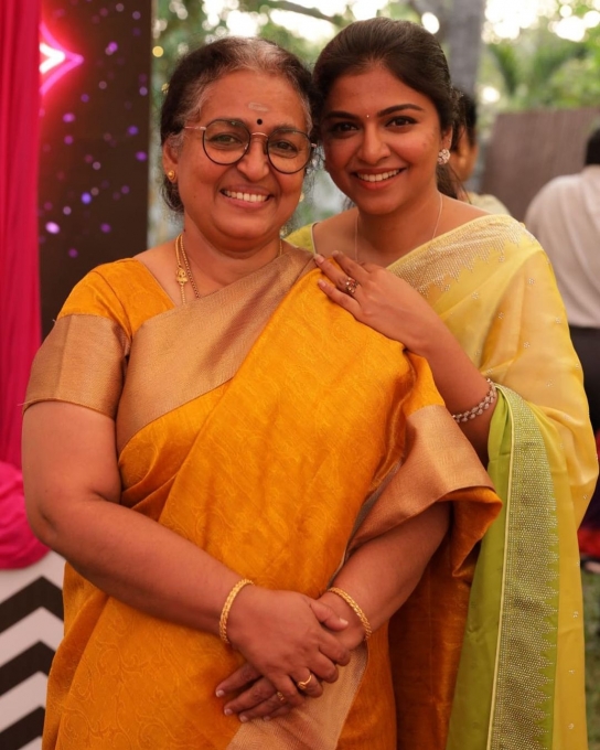 PHOTOS: அம்மாவுடன் இருக்கும் புகைப்படத்தை வெளியிட்ட ரத்தினவேல் மனைவி ...