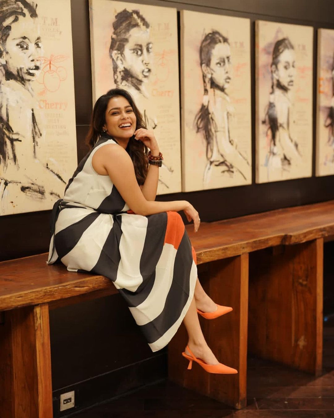 PHOTOS: ஹீரோயின்களுக்கே டப் கொடுக்கும் ஜீ தமிழ் ஆங்கர்.. இணையத்தை கலக்கும் லேட்டஸ்ட் ...