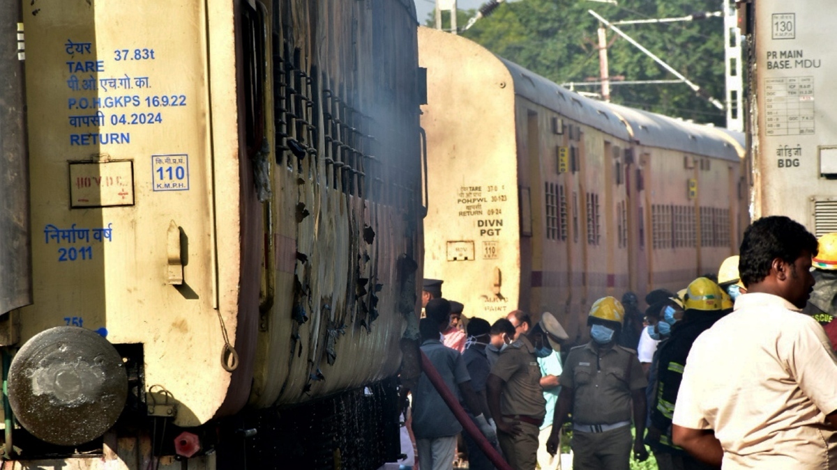 ಮಧುರೈನಲ್ಲಿ ಲಕ್ನೋ-ರಾಮೇಶ್ವರಂ ಟೂರಿಸ್ಟ್ ರೈಲಿಗೆ ಬೆಂಕಿ ತಗುಲಿದ ಬಳಿಕ ಕಂಡ ...