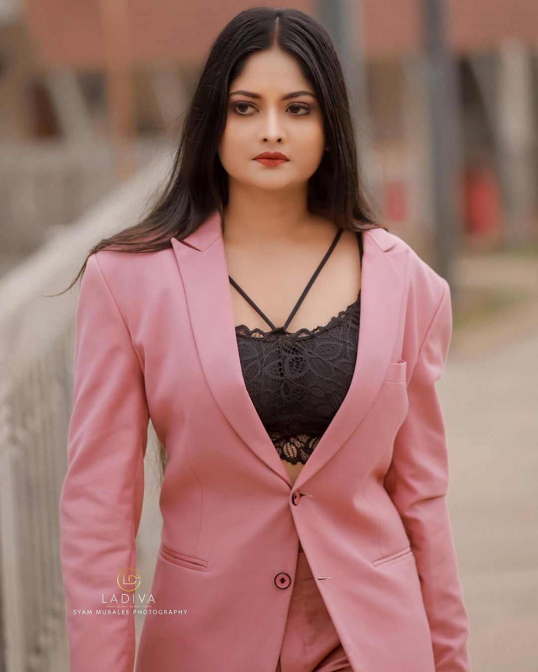 Aishwarya Ramsai: അഴക് ദേവത... സാരിയിൽ പൊളി ലുക്കുമായി ഐശ്വര്യ; നീലാകാശം പോലെ മിന്നിതിളങ്ങി ...