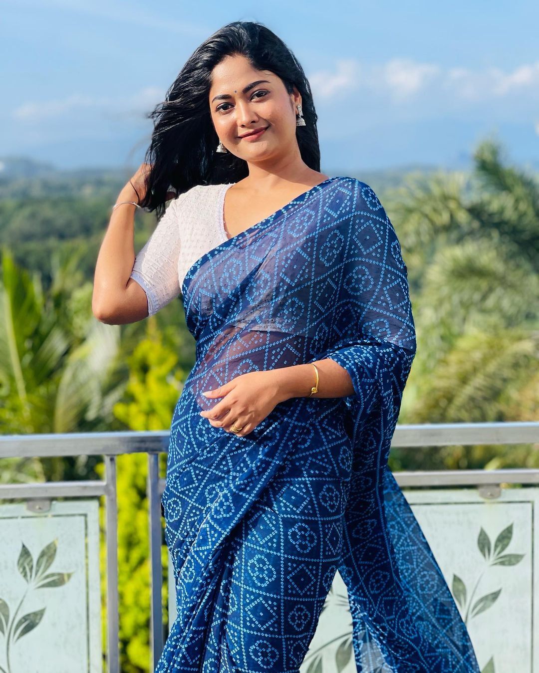 Aishwarya Ramsai: അഴക് ദേവത... സാരിയിൽ പൊളി ലുക്കുമായി ഐശ്വര്യ; നീലാകാശം പോലെ മിന്നിതിളങ്ങി ...