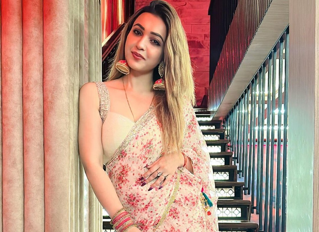 শাড়িতে অনন্যা কৌশানী, ডিপ মেকআপে দারুন মানিয়েছে টলি ডিভাকে ...