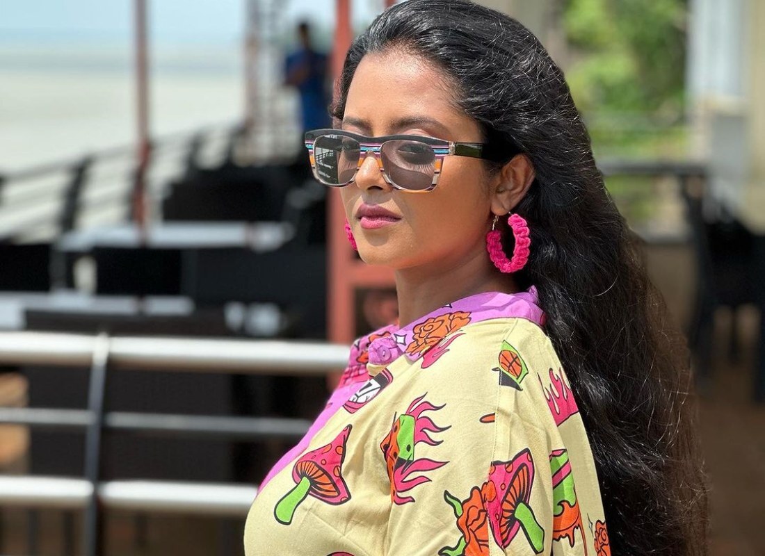 রঙবে রঙবের শার্টে নিজেকে সাজিয়ে তুলছেন শ্রুতি, দেখুন ছবি | Latest ...