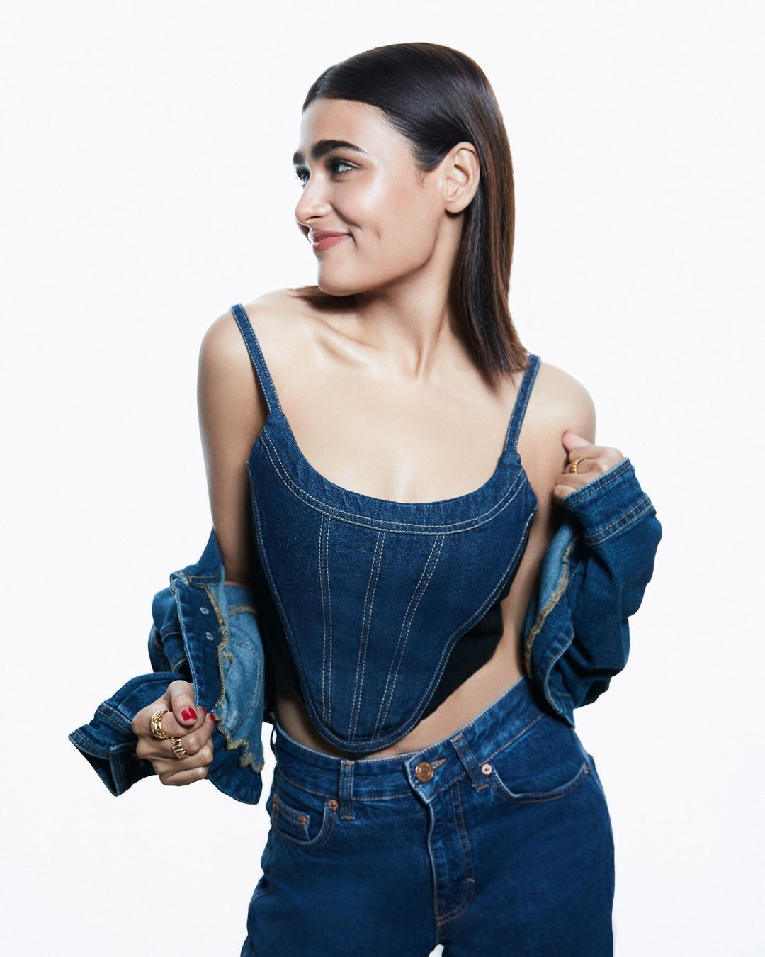 ఘాటు అందాలతో కాక పుట్టిస్తున్న షాలిని పాండే | Actress Shalini Pandey ...