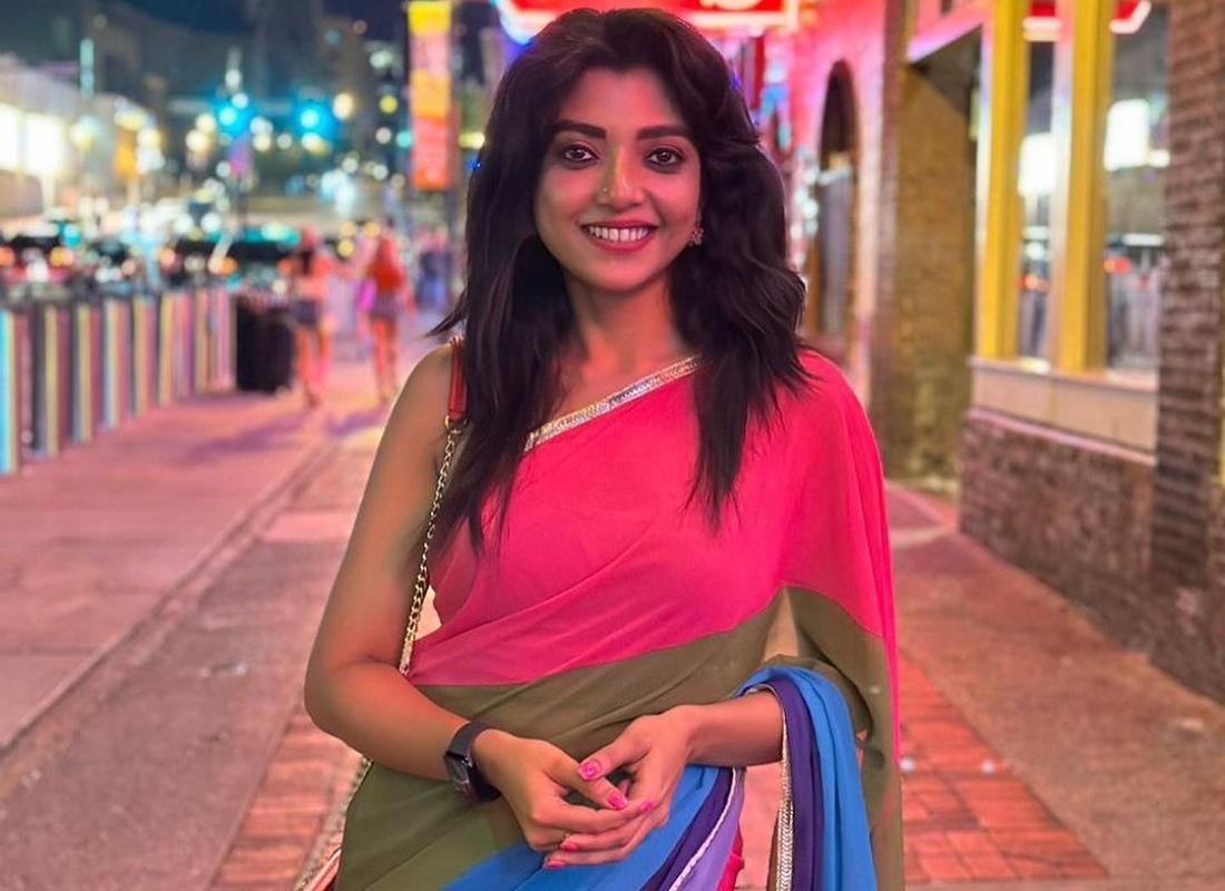 লাল শাড়িতে অপরূপা দেবলীনা, মায়াবী অবতার নজর কাড়ছে ফ্যানেদের | Latest ...