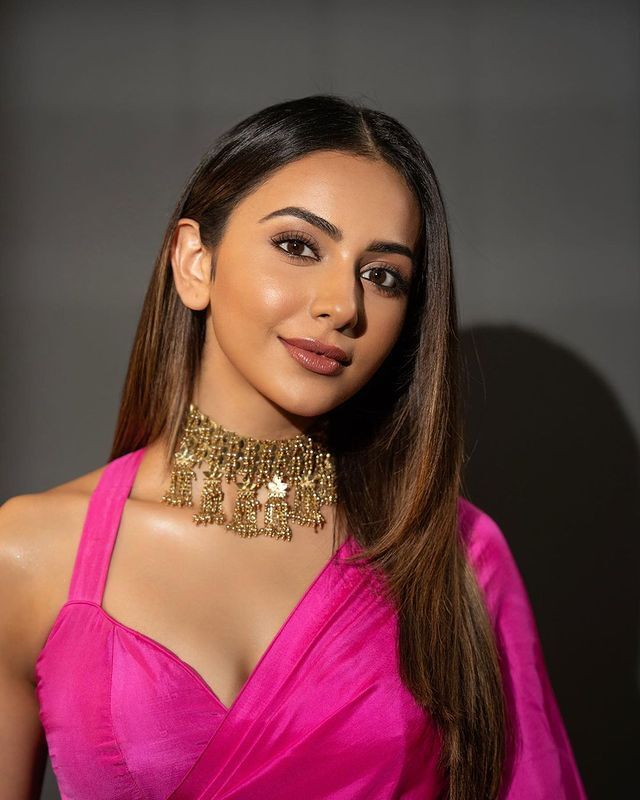 पिंक साड़ी पहन रकुल प्रीत सिंह दिखीं बेहद खूबसूरत, कातिलाना अदाएं देख ...