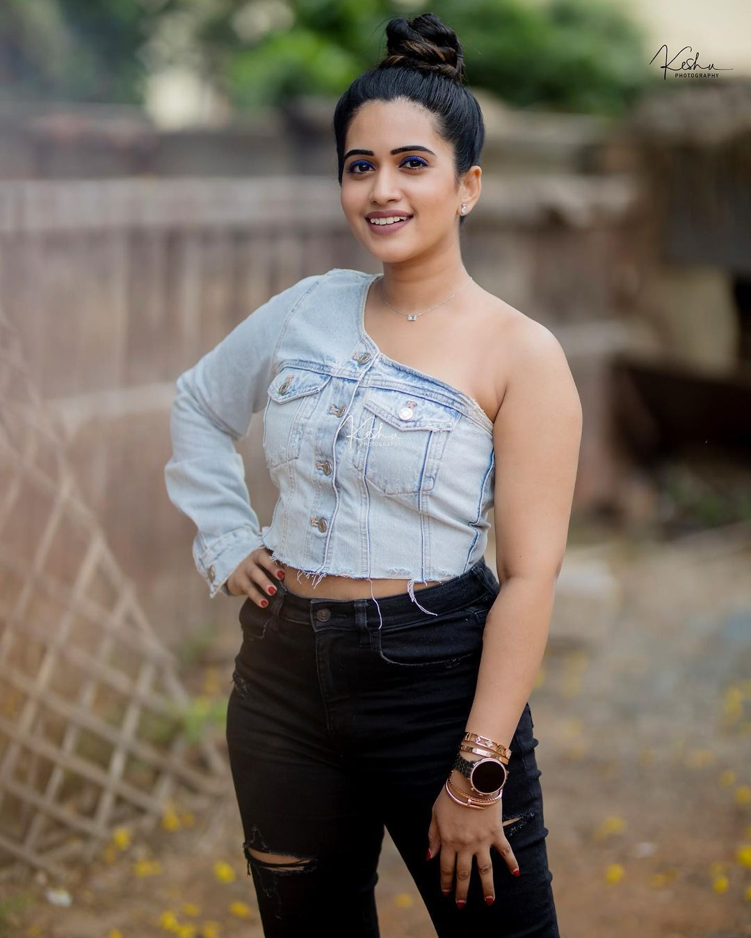 హాట్ ట్రీట్‌తో హీటెక్కిస్తున్న స్రవంతి చొక్కారపు.. భామ అందాలకు ...