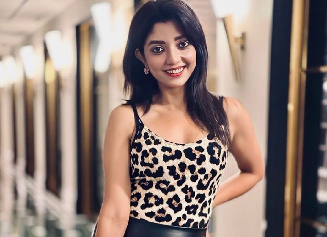 কালো আউটফিটে নিজেকে মানান সই সাজে সাজিয়ে তুলছেন দেবলীনা | Latest ...