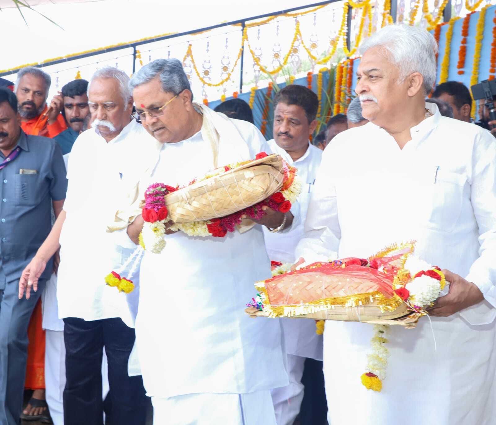 ಆಲಮಟ್ಟಿಯಲ್ಲಿ ಕೃಷ್ಣಾ ನದಿಗೆ ಗಂಗಾಪೂಜೆ ನೆರವೇರಿಸಿ ಬಾಗಿನ ಅರ್ಪಿಸಿದ ಸಿಎಂ ...