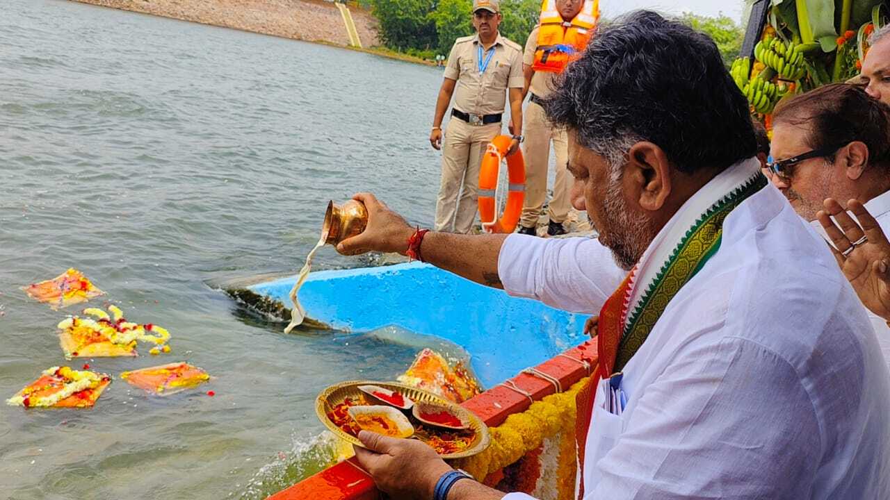 ಆಲಮಟ್ಟಿಯಲ್ಲಿ ಕೃಷ್ಣಾ ನದಿಗೆ ಗಂಗಾಪೂಜೆ ನೆರವೇರಿಸಿ ಬಾಗಿನ ಅರ್ಪಿಸಿದ ಸಿಎಂ ...