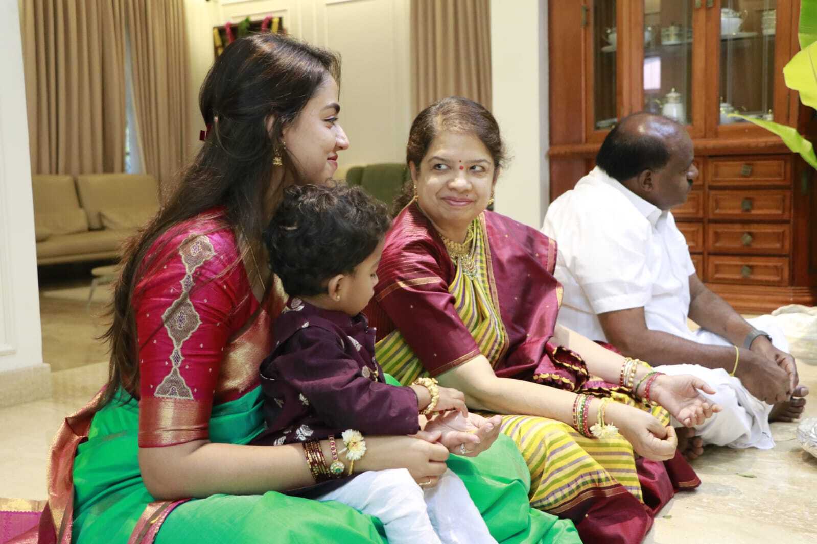 ಕುಟುಂಬ ಸಮೇತರಾಗಿ ಹಬ್ಬ ಆಚರಿಸಿದ ಮಾಜಿ ಸಿಎಂ ಎಚ್.ಡಿ.ಕುಮಾರಸ್ವಾಮಿ | Former Cm ...