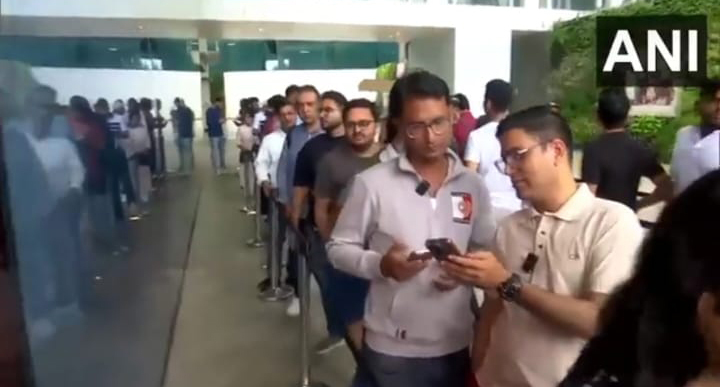 In Pics: Apple Fans Queue Up as New iPhones Hit Indian Stores Today ...