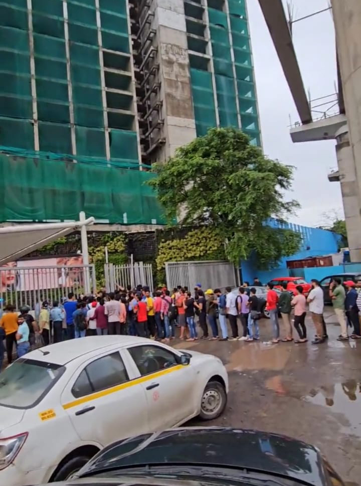 In Pics: Apple Fans Queue Up as New iPhones Hit Indian Stores Today ...