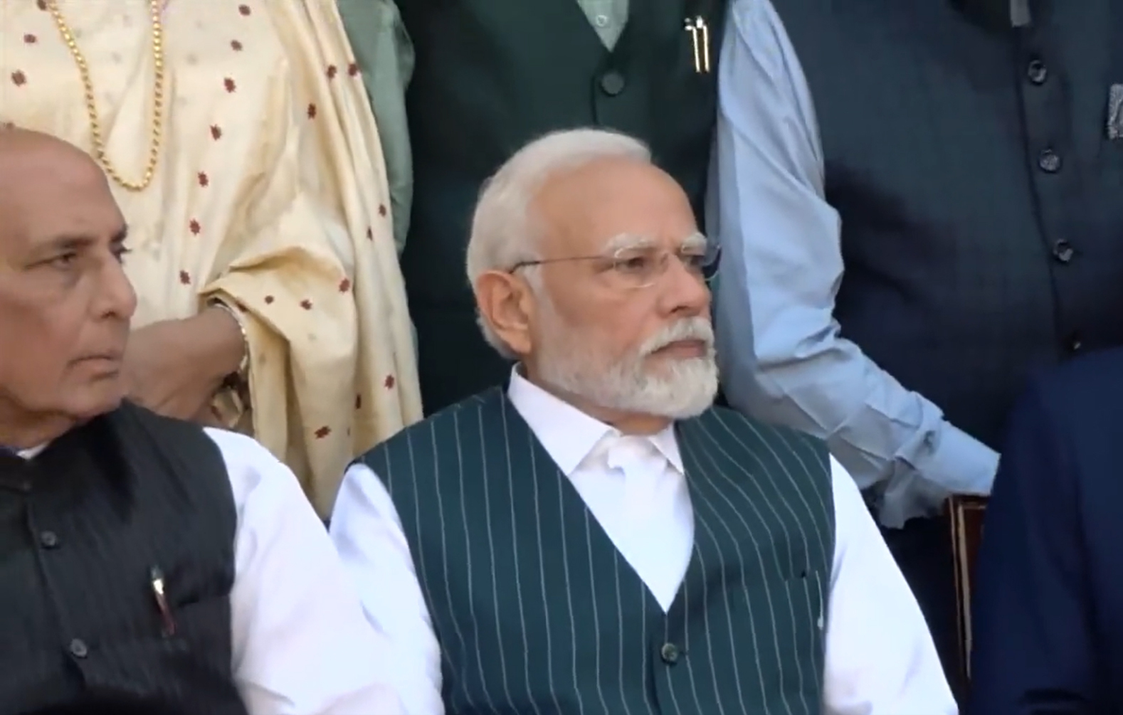 In Pics: PM Modi and Parliament Members Gather for a Photo Session ...