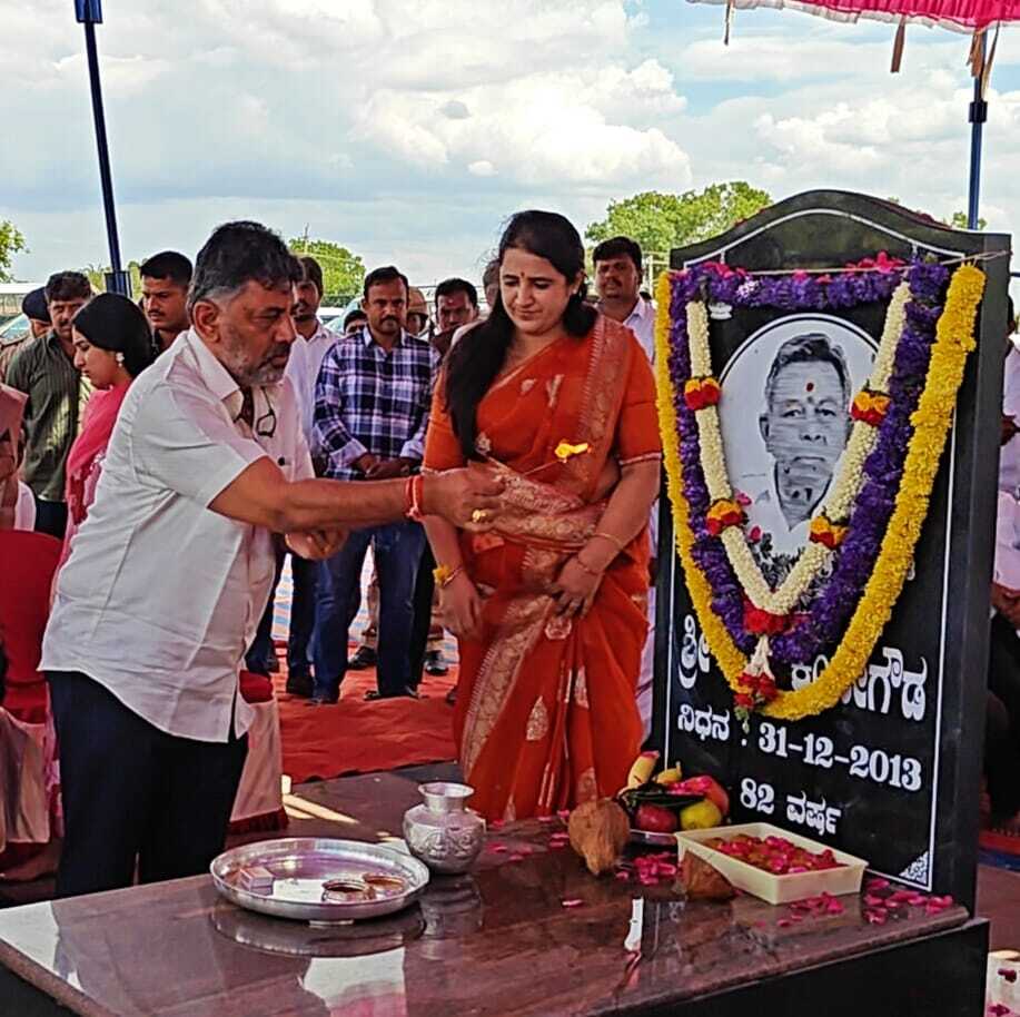 ದೊಡ್ಡ ಆಲಹಳ್ಳಿಯಲ್ಲಿ ಪೂರ್ವಜರ ಸಮಾಧಿಗೆ ವಿಶೇಷ ಪೂಜೆ ಸಲ್ಲಿಸಿದ ಡಿಸಿಎಂ | Karnataka DCM DK Shivakumar ...